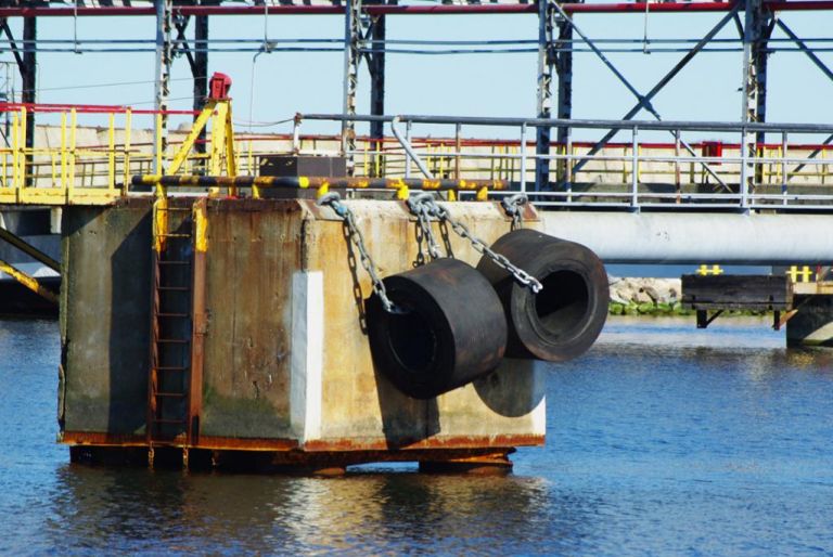 Cylindrical Rubber Fender : Reliable Protection for Docking Vessels